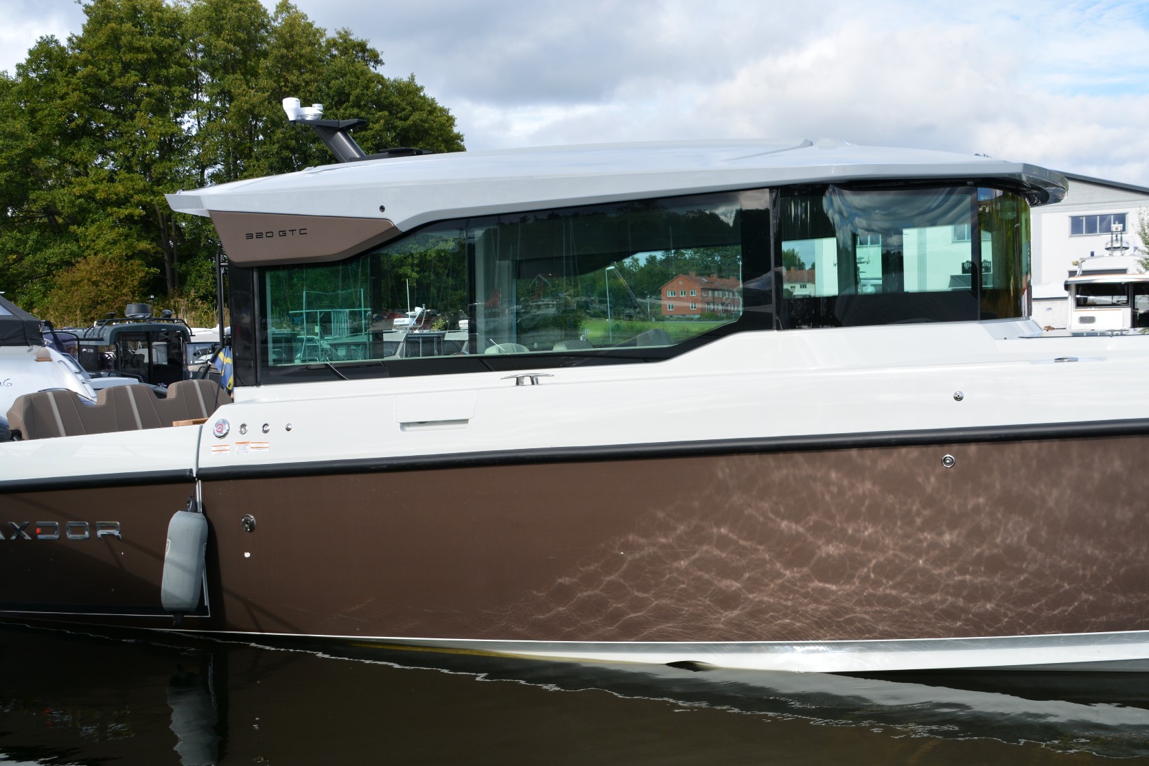 Saxdor 320 GTC | Seacastle