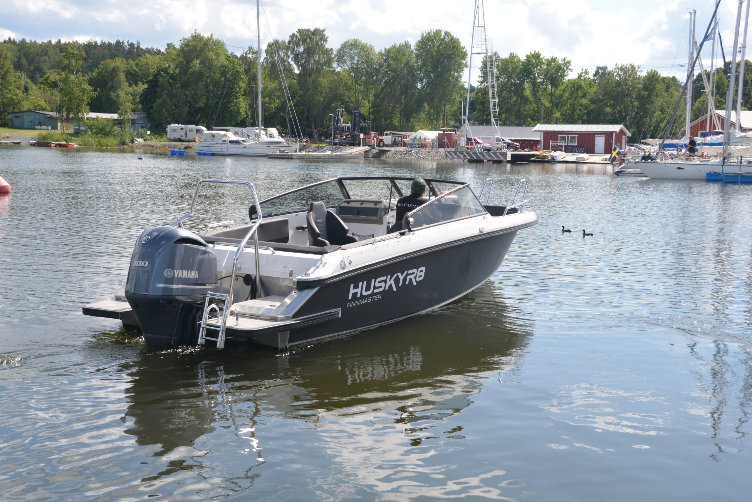 Husky R8 | Seacastle