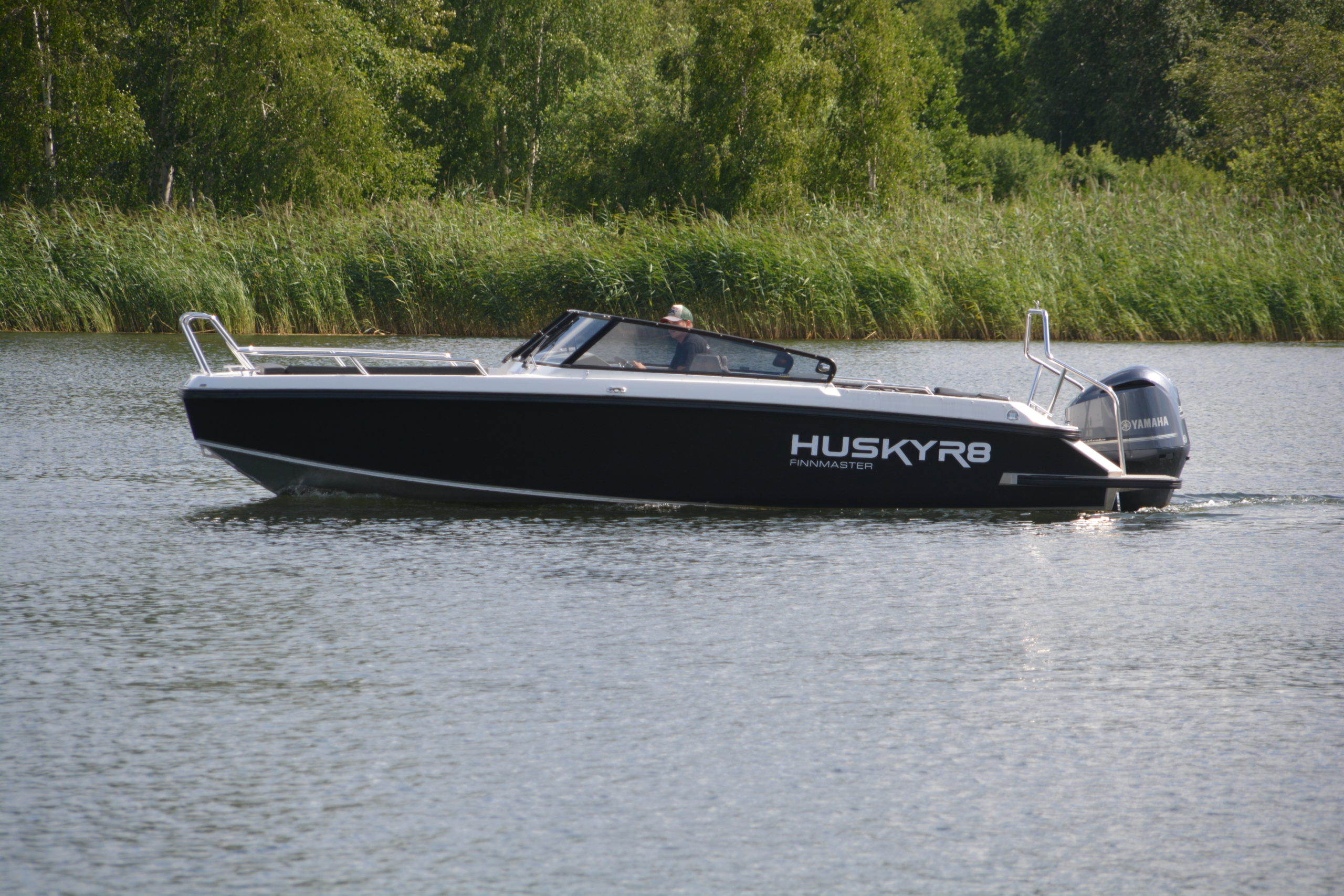 Husky R8 | Seacastle