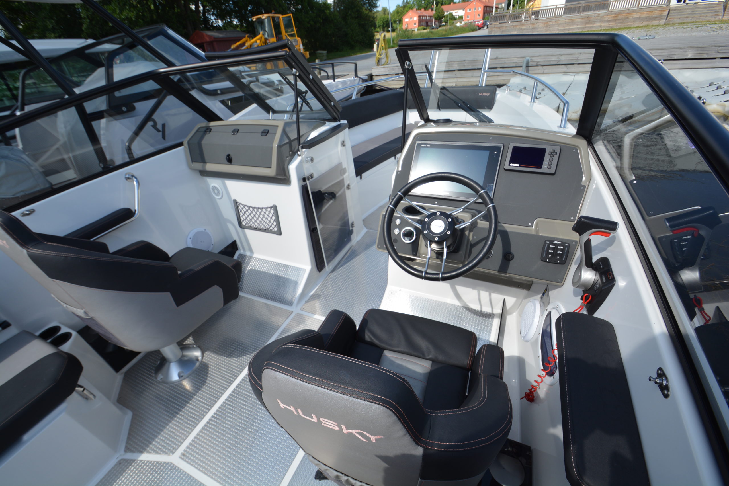 Husky R8 | Seacastle