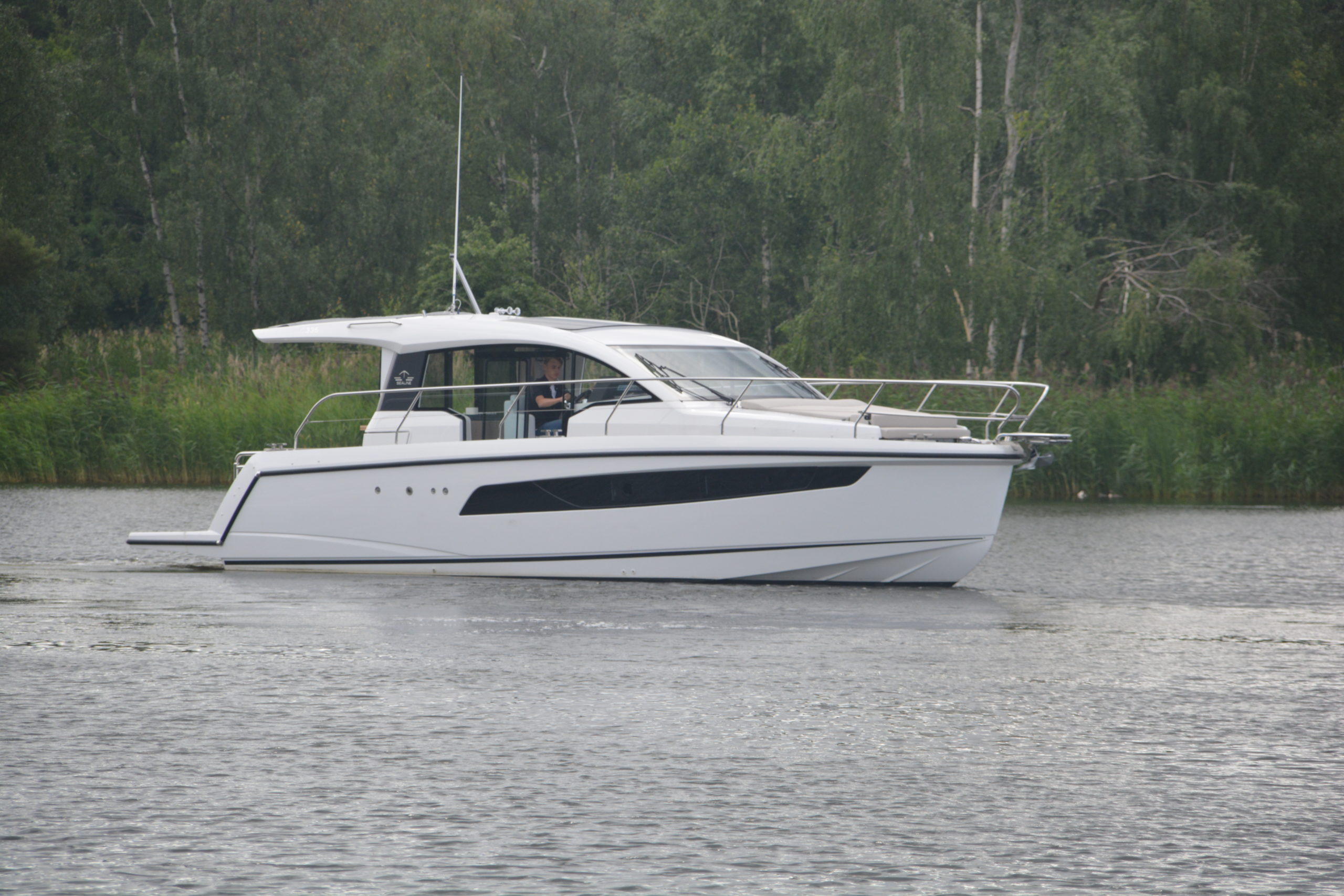Sealine C335 | Seacastle